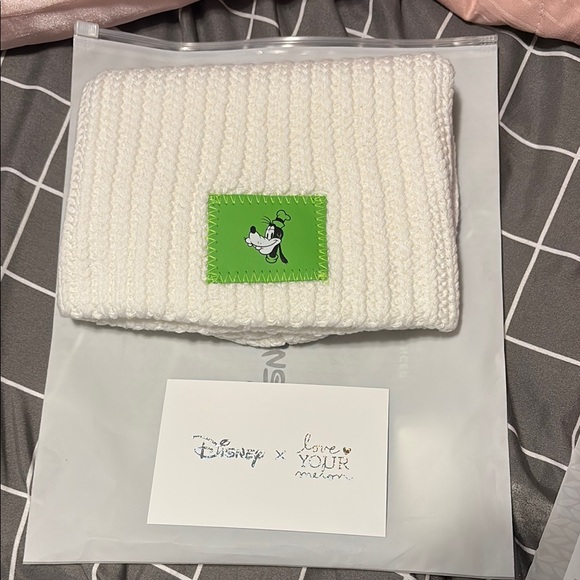 Love Your Melon | Accessories | Disney Kids White Knit Scarf With Goofy ...